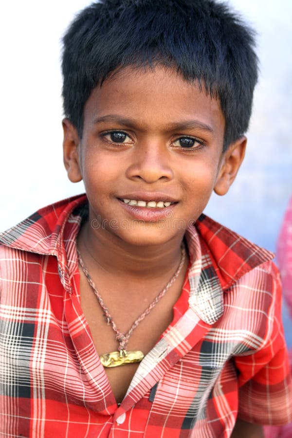 Muchacho Indio Sonriente De La Aldea Imagen de archivo - Imagen de ...