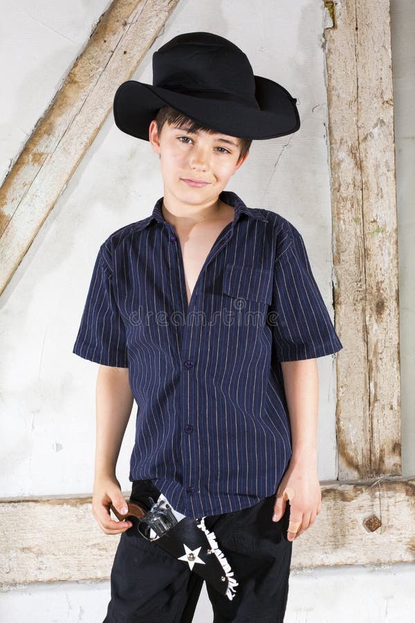 Muchacho Joven Vestido Como Vaquero Imagen de archivo - Imagen de ...