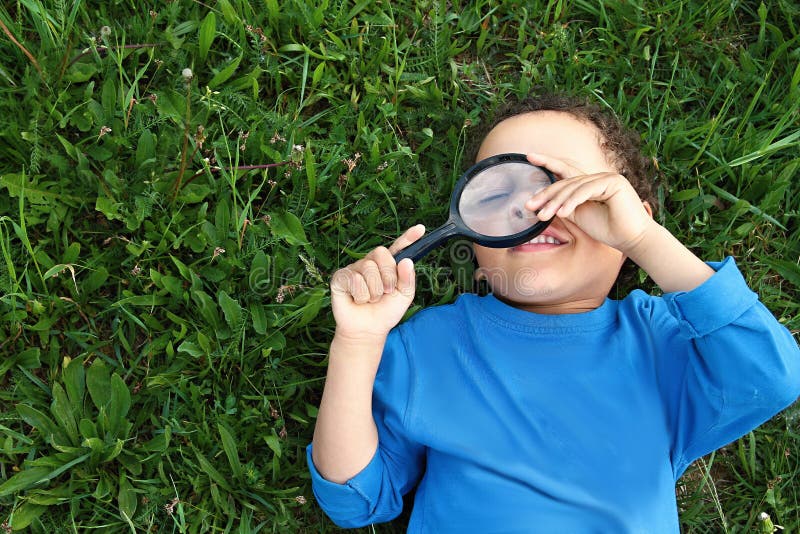 Muchacho con la lupa imagen de archivo. Imagen de curiosidad - 138714719
