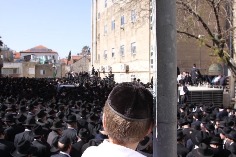 Muchacho Joven En El Entierro Judío Imagen de archivo - Imagen de ...