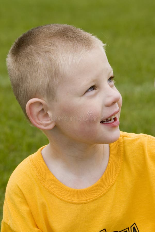 Muchacho joven feliz foto de archivo. Imagen de amarillo - 2370168