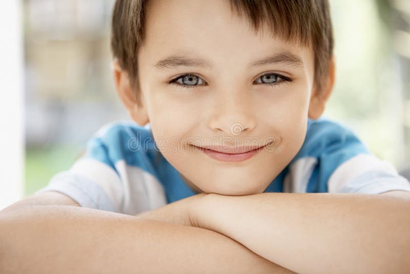 Chica Joven Feliz Que Sostiene El Cuenco Lleno De Cerezas De Bing En ...