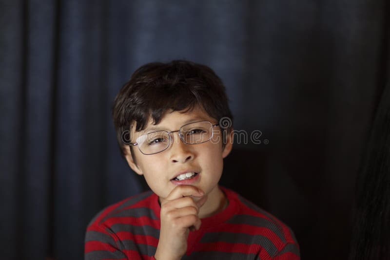 Muchacho Joven Raro En Vidrios Foto de archivo - Imagen de curioso ...