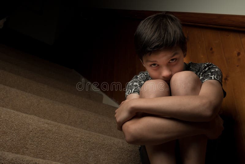 Muchacho joven triste foto de archivo. Imagen de adolescente - 100342648