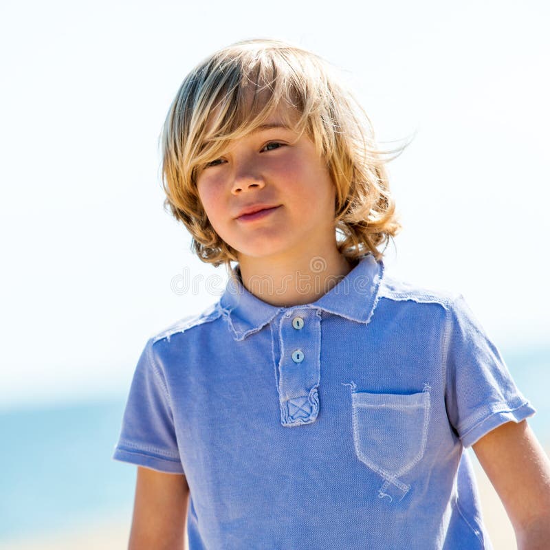 Muchacho Lindo Con El Polo Azul Al Aire Libre. Foto de archivo - Imagen ...