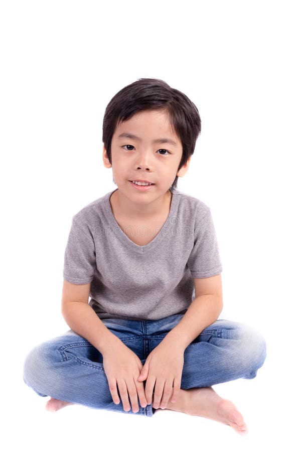 Muchacho Lindo Que Se Sienta En El Fondo Blanco Foto de archivo ...