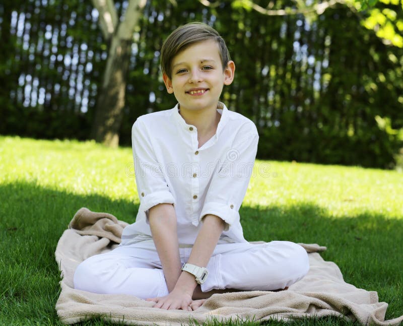 Muchacho Lindo Rubio En Ropa Casual Foto de archivo - Imagen de sonrisa ...