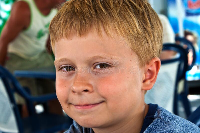 Muchacho lindo sonriente imagen de archivo. Imagen de retrato - 36635713