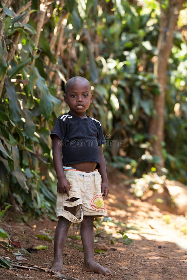 Muchacho Malgache En Ropa Rasgada Imagen de archivo editorial - Imagen ...