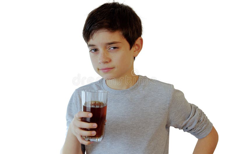 Muchacho Que Bebe Un Vidrio Del Refresco Foto de archivo - Imagen de ...