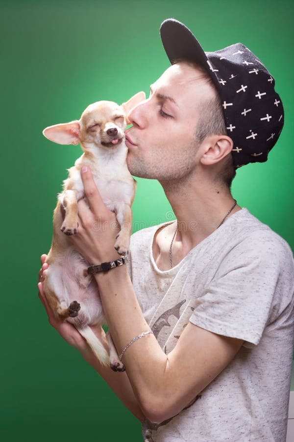 Muchacho Que Besa El Perro De La Chihuahua Imagen de archivo - Imagen ...