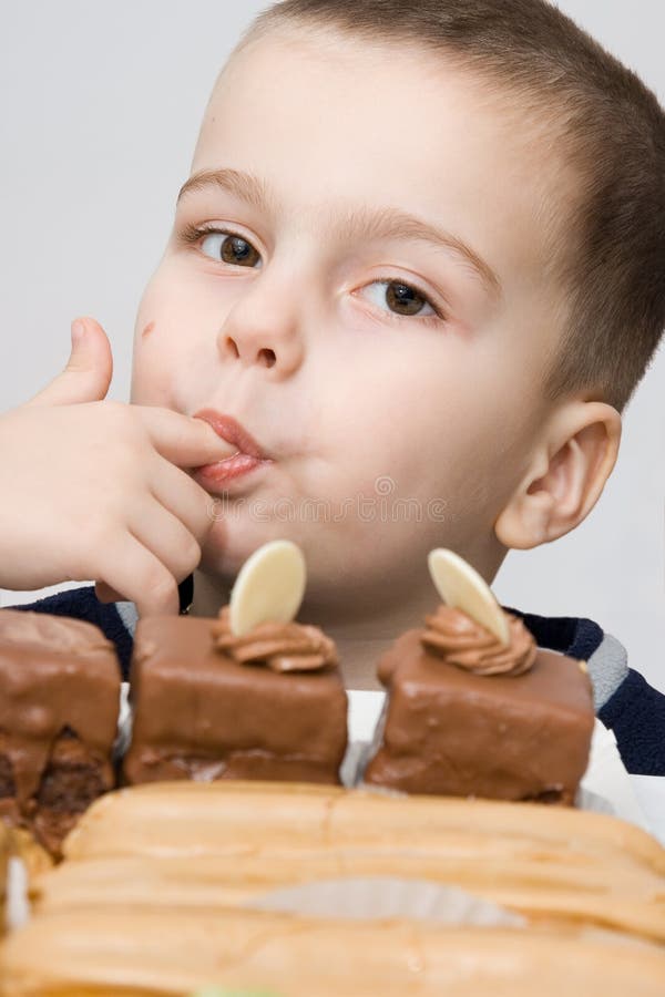 Muchacho Que Come Las Tortas Imagen de archivo - Imagen de muchacho ...