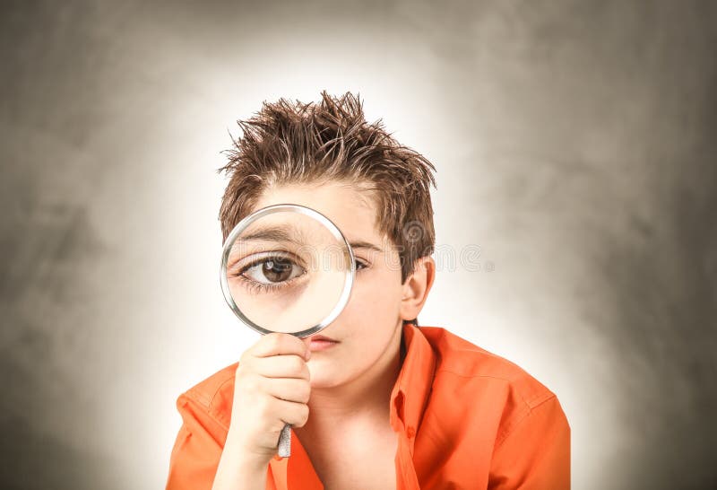 Muchacho Que Mira Con Una Lupa Foto de archivo - Imagen de lente ...
