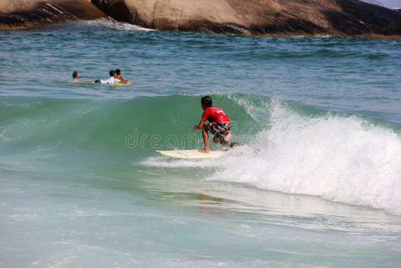 Muchacho Que Practica Surf En La Playa De Arpoador En Rio De Janeiro ...