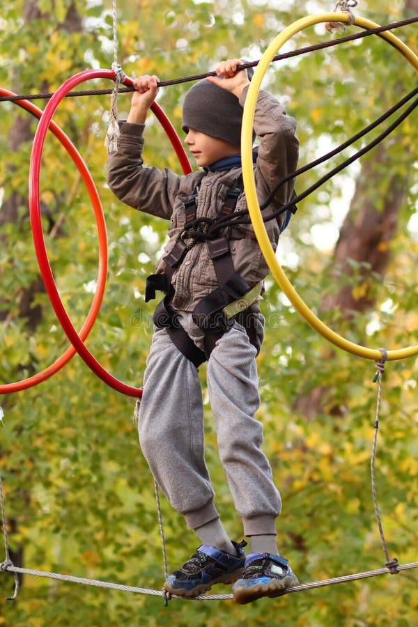 Niño Superando El Recorrido De Obstáculos En El Parque De Cuerdas Al