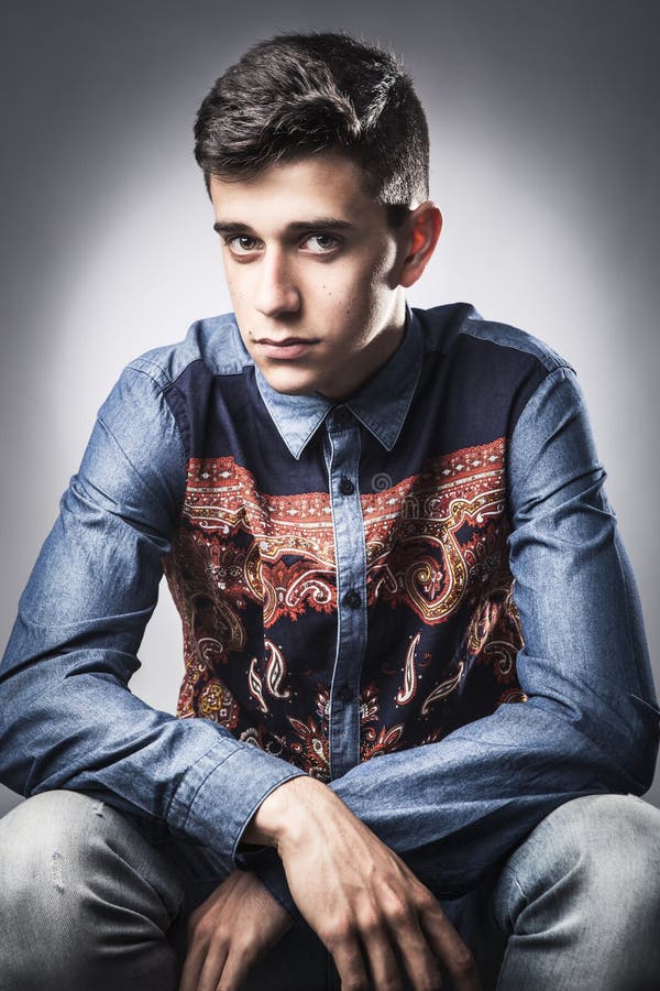 Muchacho serio imagen de archivo. Imagen de aislado, resistente - 40814185