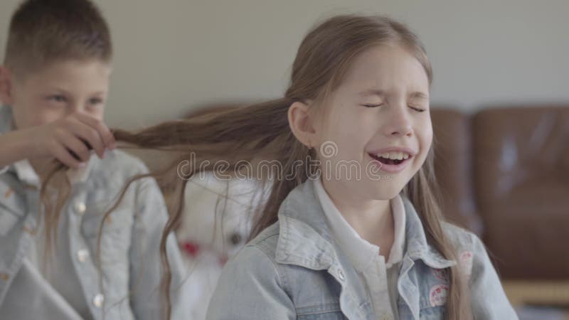 Una Linda Hermana Mayor Jugando Con Su Pequeño Hermano En La Cama Por Primera Vez Mostrándole A