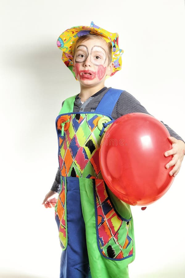 Muchacho Vestido Como Payaso Con El Globo Rojo Grande Foto de archivo ...