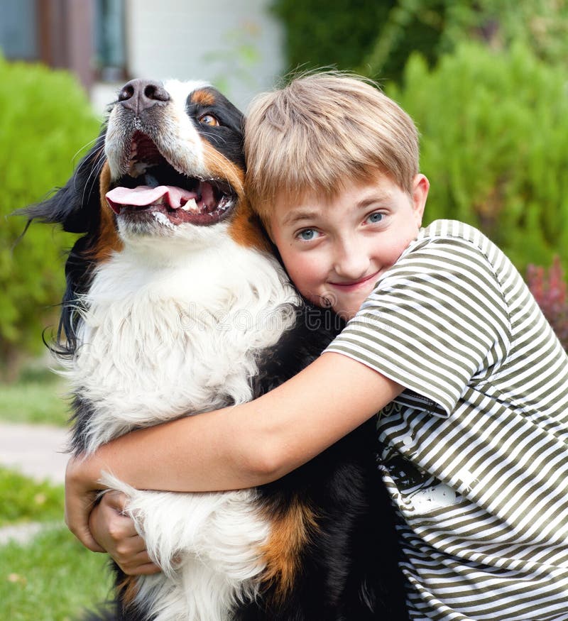 Muchacho y perro foto de archivo. Imagen de cara, azul - 23788962