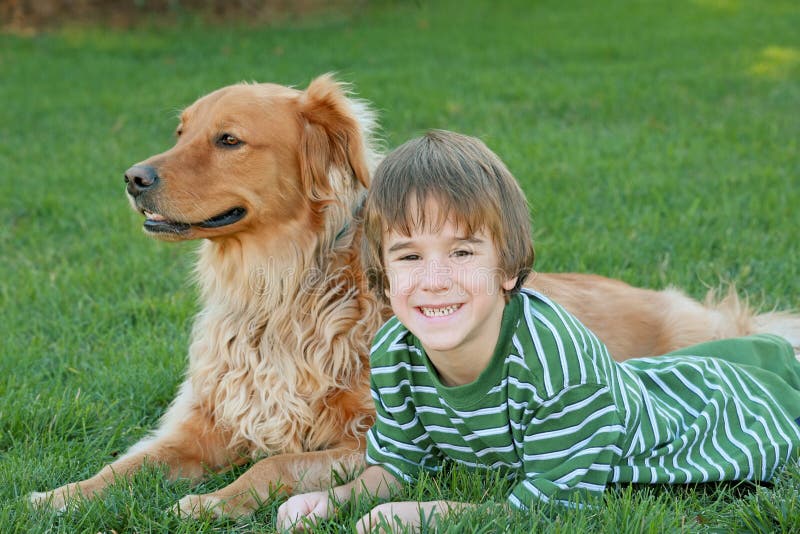 Muchacho y perro foto de archivo. Imagen de cierre, cabritos - 3523134