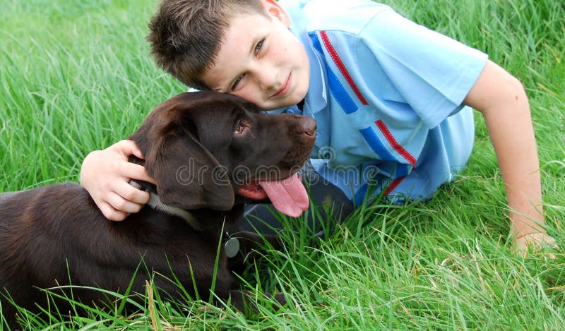 Muchacho y su perro foto de archivo. Imagen de best, diversi - 5837066