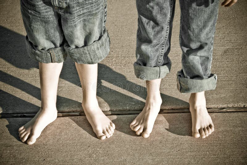 Muchachos descalzos foto de archivo. Imagen de pies, pantalones - 12143638