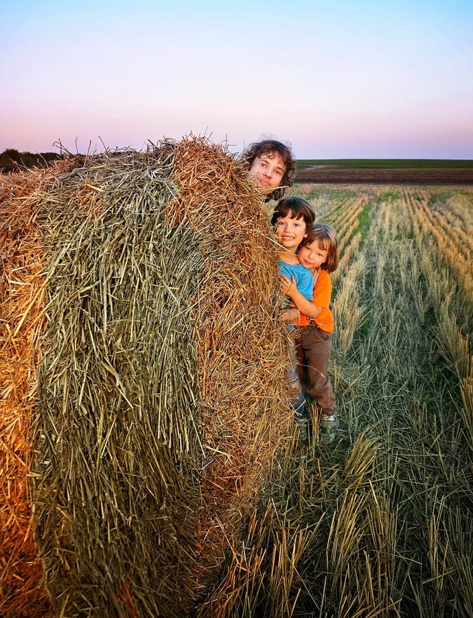 2 Muchachos En Un Pajar En El Campo Foto de archivo - Imagen de prado ...
