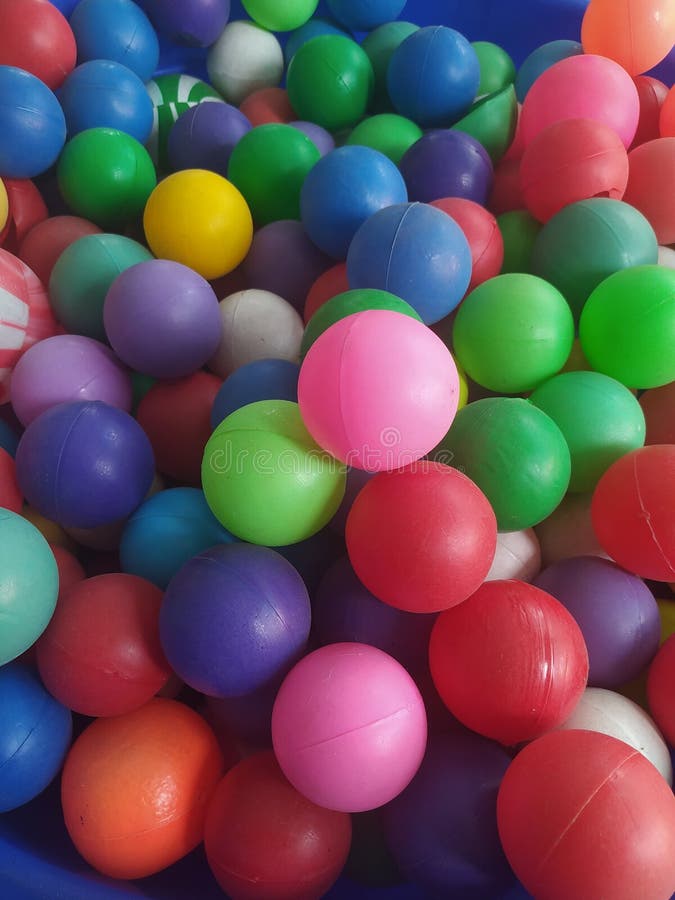 Muchas Bolas De Colores Que Se Recogen Juntas En Un Recipiente Foto de archivo - Imagen de ...