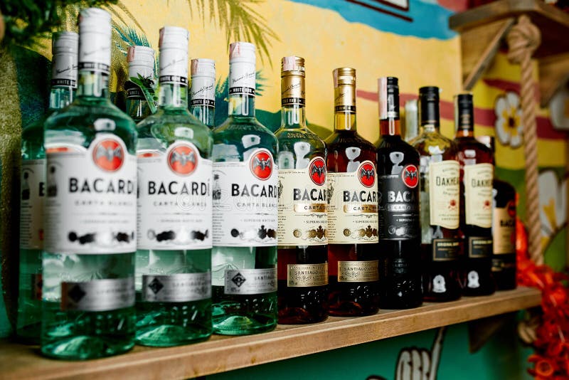 Muchas Botellas De ` De BACARDI Del ` Del Ron Foto de archivo editorial ...