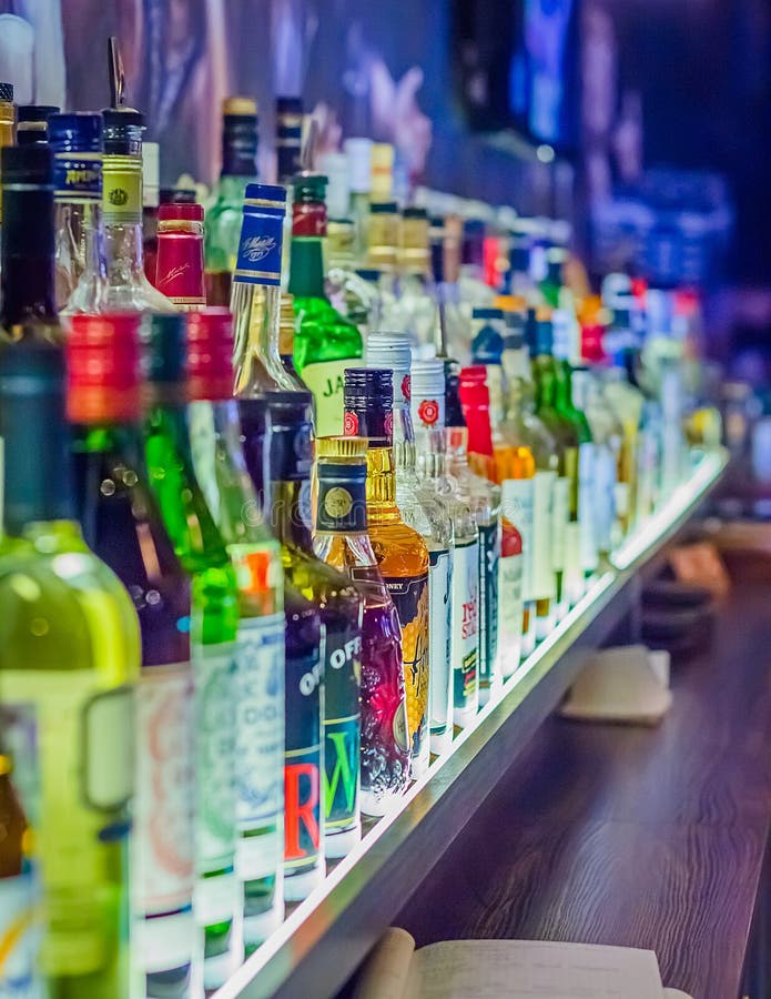 Muchas Botellas De Diverso Alcohol Por Los Barriles Imagen de archivo ...