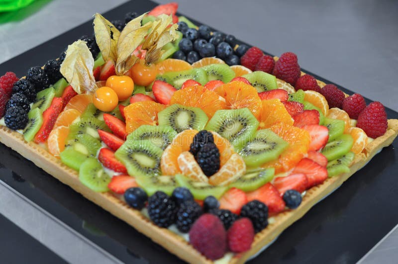 Muchas frutas cortadas imagen de archivo. Imagen de fresa - 108116343