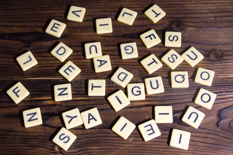 Muchas Letras Sobre Fondo De Madera Imagen de archivo - Imagen de ...