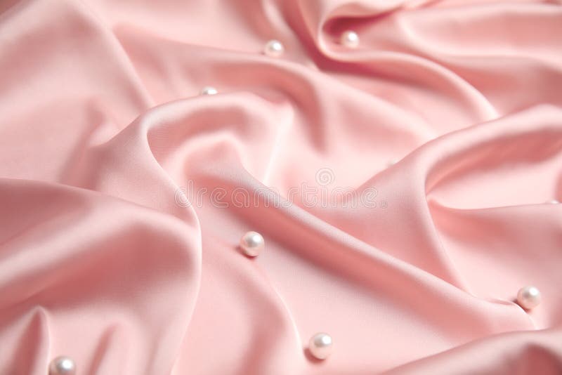 Muchas Perlas Hermosas Sobre Seda Rosada Delicada Imagen de archivo ...