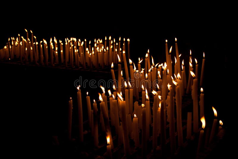 Muchas velas foto de archivo. Imagen de caliente, velas - 44990912