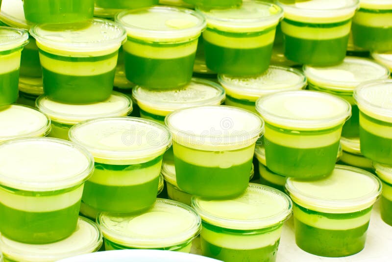 Mucho postre verde foto de archivo. Imagen de bocado - 32370840