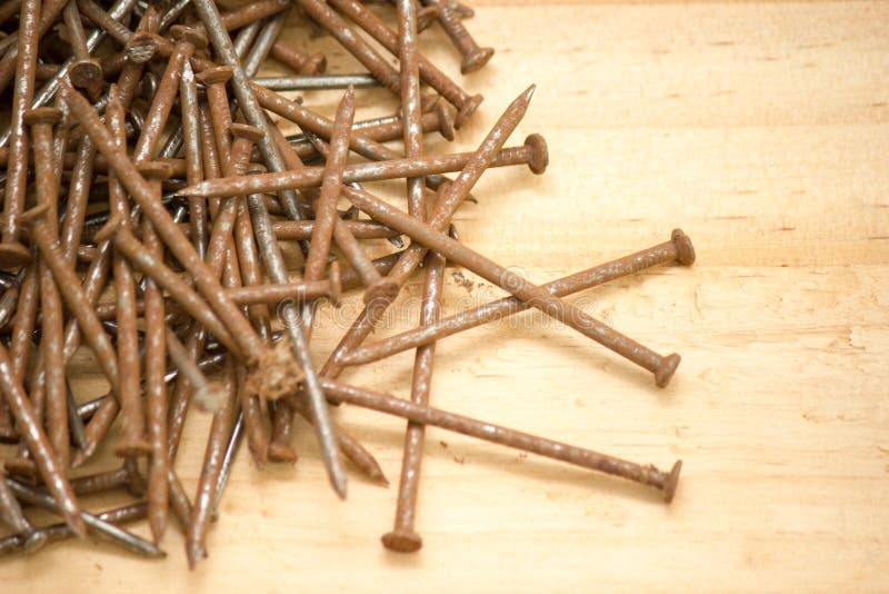 Muchos Clavos Clavados En La Pared De Madera De Sticked Clavos Hacia ...