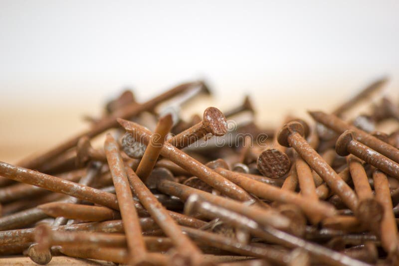 Clavos Viejos Del Martillo Y Del Hierro En Suelo De Madera Imagen de ...