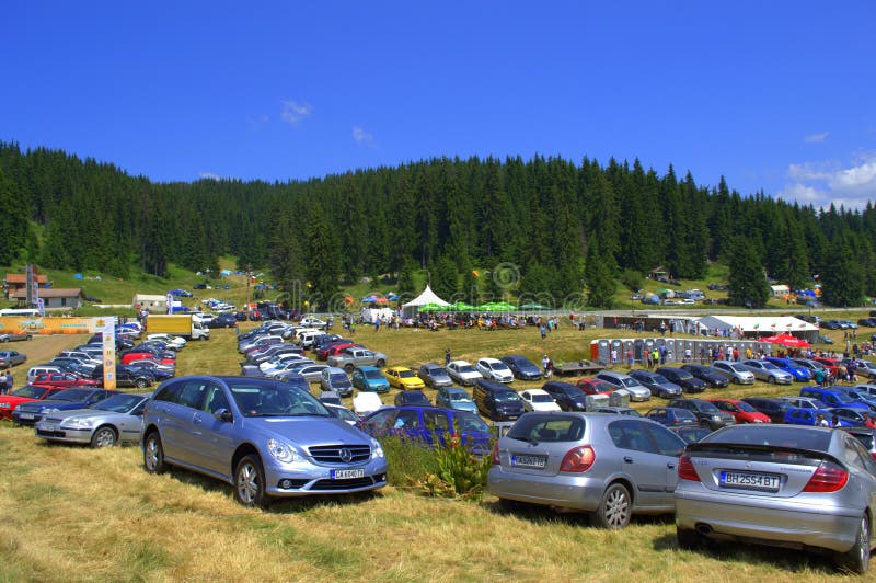 Muchos Coches Parqueados, Rozhen, Bulgaria Foto editorial - Imagen de ...