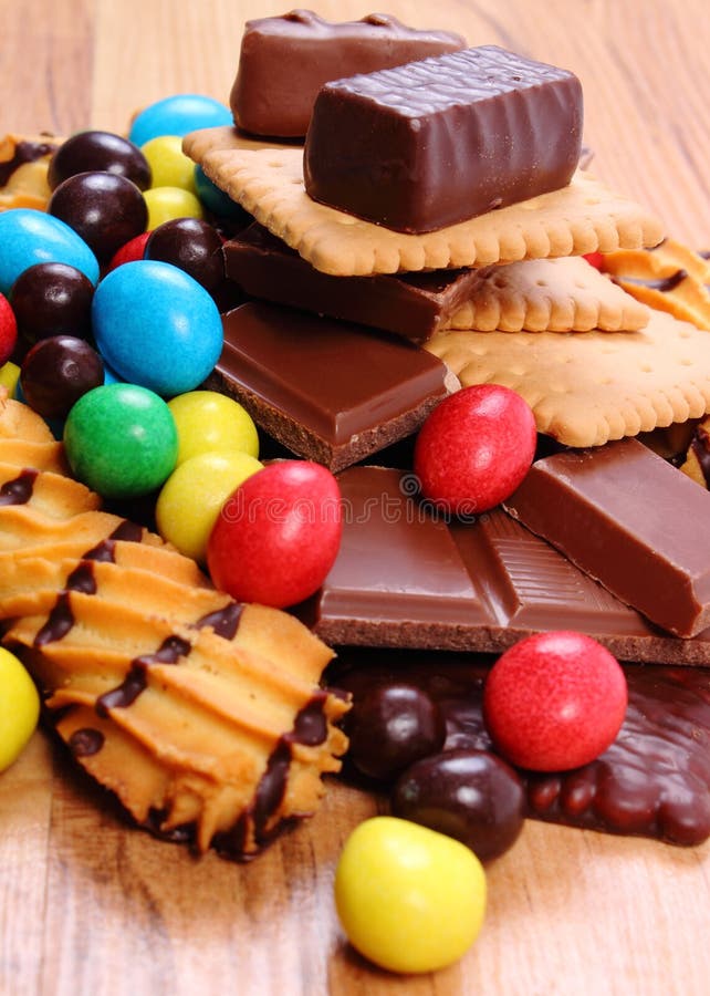 Muchos Dulces En La Superficie De Madera, Comida Malsana Foto de ...