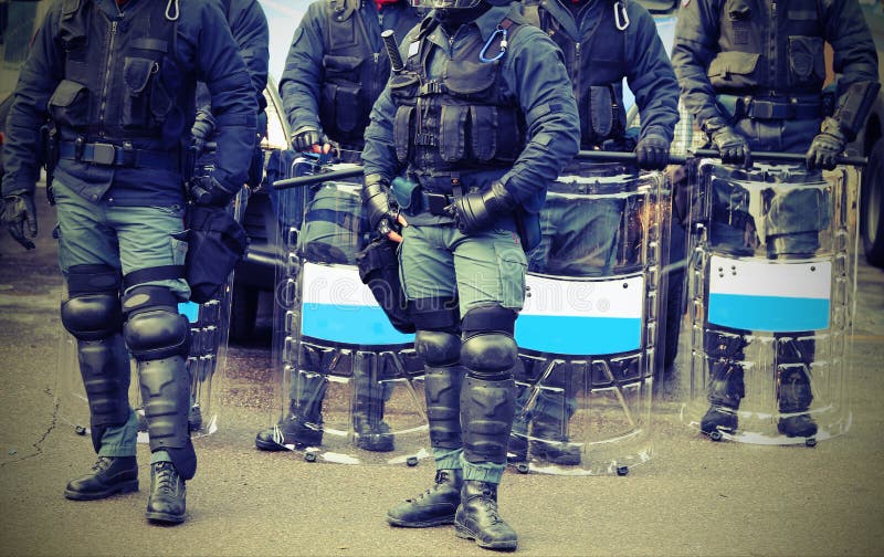 Muchos Polis En Uniforme Con Los Escudos Con Efecto Del Vintage Imagen ...