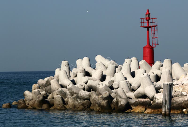 Muchos Rompeolas Hechos Del Concreto Imagen de archivo - Imagen de ...