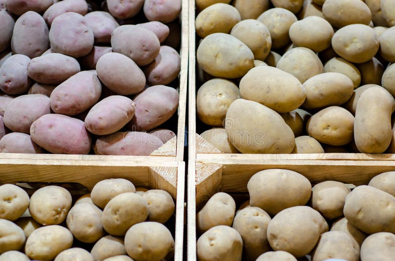 Muchos Tipos De Papas En Venta Foto de archivo - Imagen de mercado ...