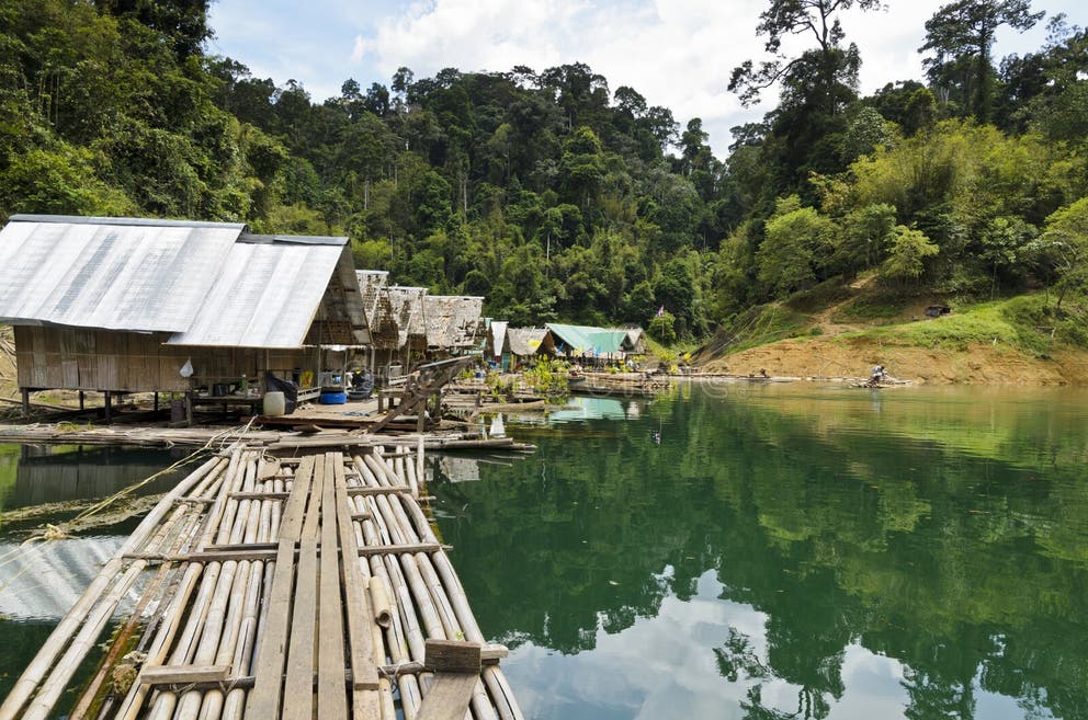 Muelle De La Balsa Del Motor. Foto de archivo - Imagen de lago, turismo ...