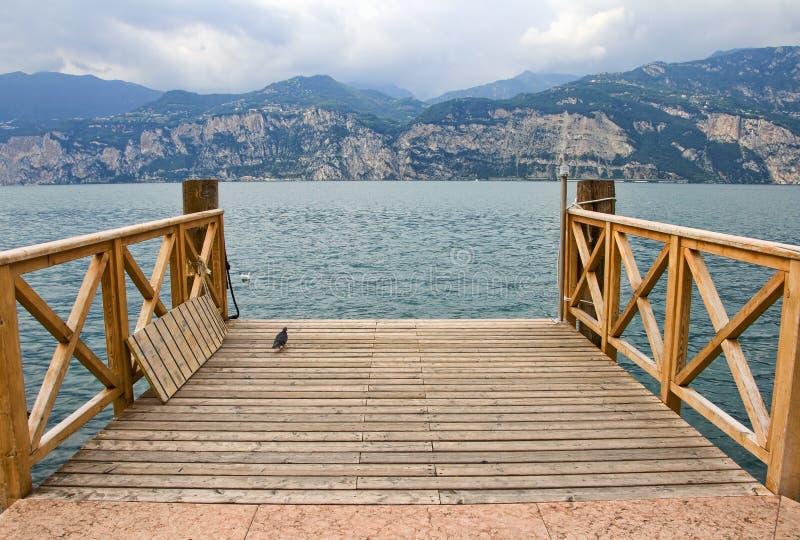 Muelle de madera imagen de archivo. Imagen de relaje, agua - 6682617