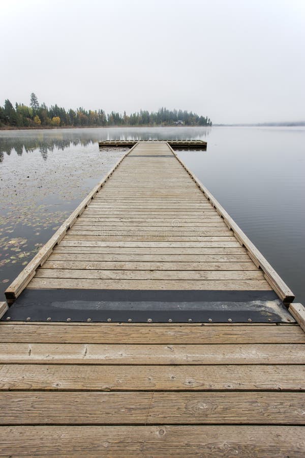Muelle De Madera En El Lago. Foto de archivo - Imagen de cubo, travieso ...