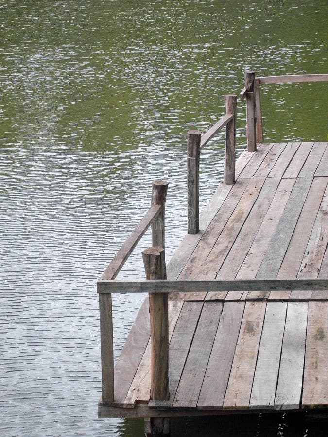 Muelle De Madera En El Lago Imagen de archivo - Imagen de verano ...