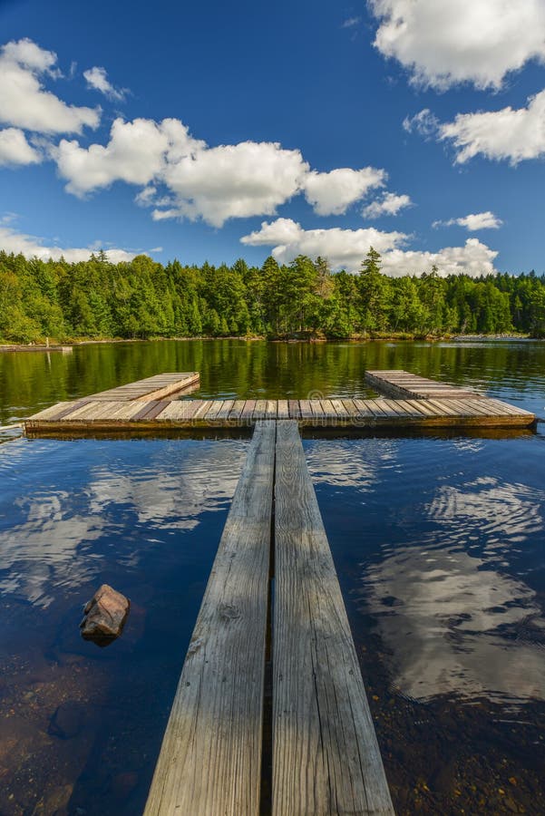 Muelle De Madera En Un Lago Tranquilo Perfecto Imagen de archivo ...