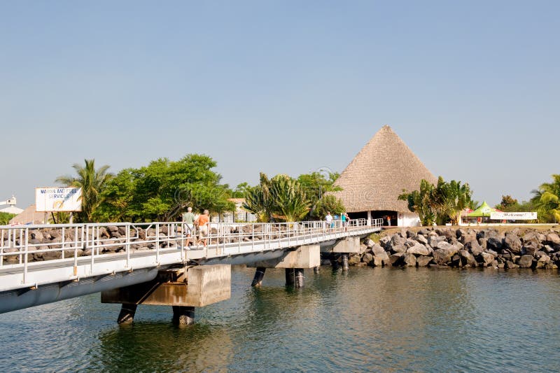 Muelle Del Barco De Cruceros Foto de archivo - Imagen de puente ...