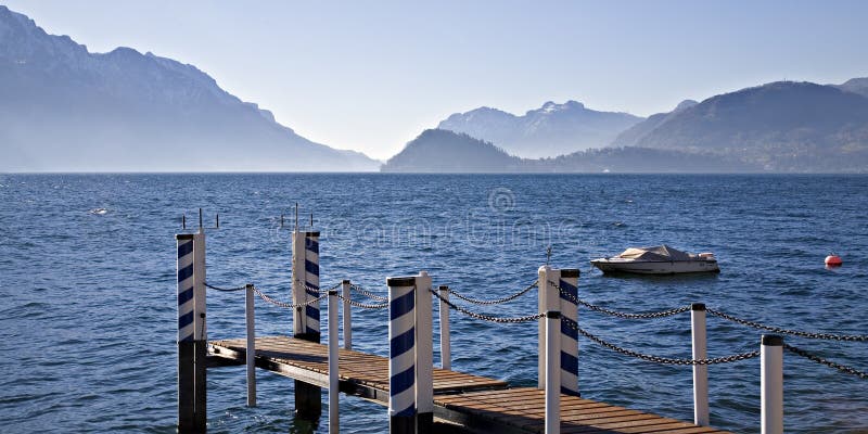 Muelle Del Barco En El Lago Como Imagen de archivo - Imagen de italia ...
