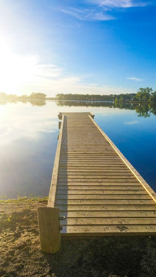 Muelle en un lago imagen de archivo. Imagen de asoleado - 26419247